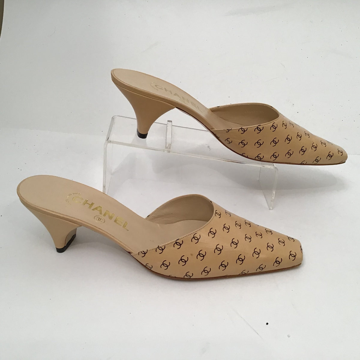 1990 Chanel Vintage patent leather CC logo monogrammed beige kitten he ...